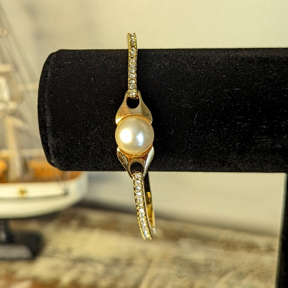 Avon | Jewelry | Avon Faux Pearl Gold Tone Bracelet | Poshmark